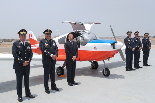 SEMAN entregó un CH-2000 Alarus a la Fuerza Aérea del Perú -noticia ...