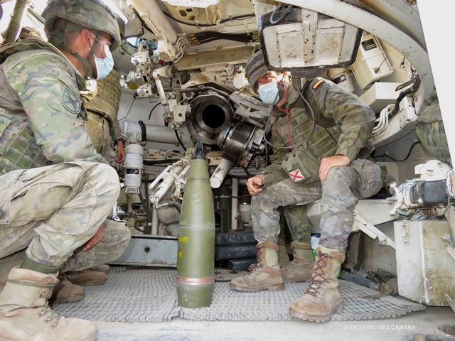 Obuses M109A5 del Ejército disparan nuevas municiones 155mm Base Bleed ...