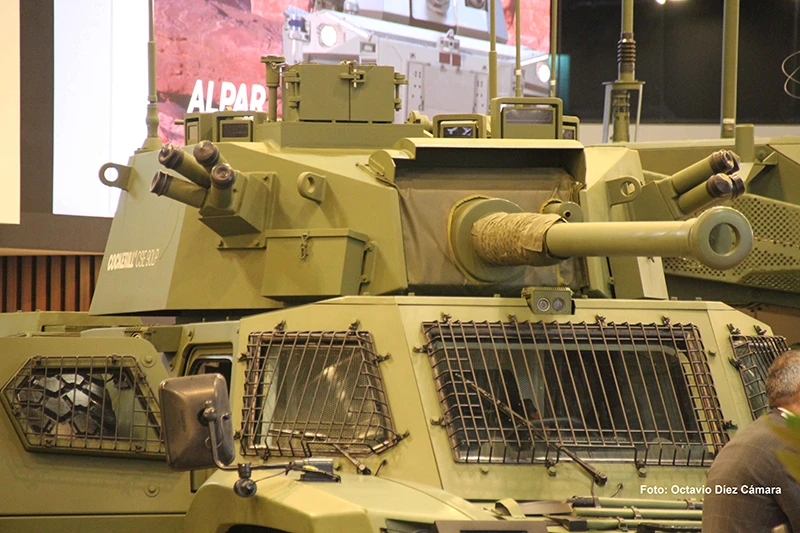 Blindado Otokar AKREP II con torre Cockerill CSE 90LP y cañón de 90mm ...