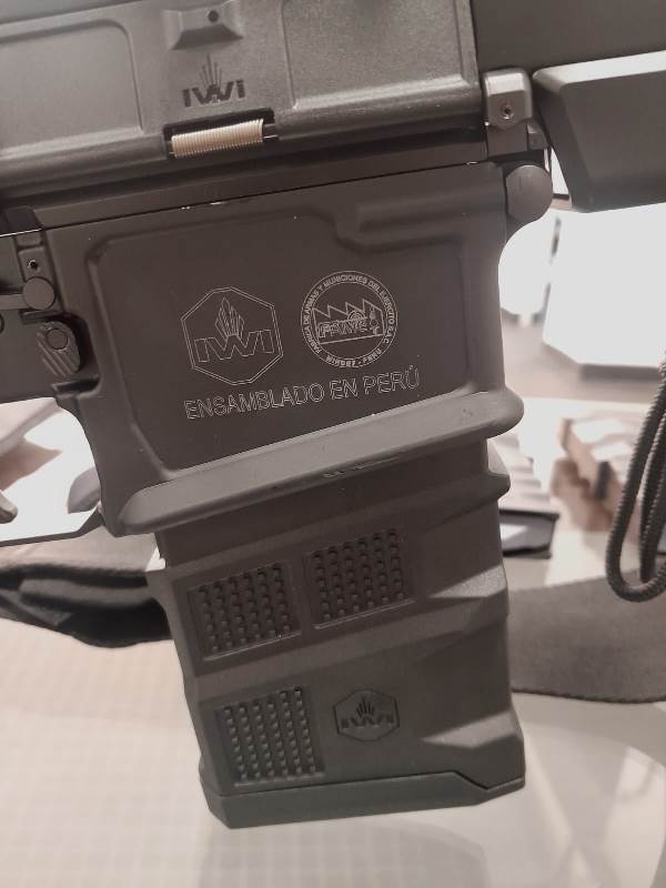 Viceministra Defensa Perú supervisa ensamblaje fusiles IWI ARAD 7 - Noticias Defensa defensa.com ...