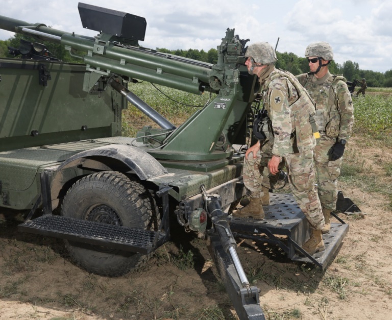 La Guardia Nacional estadounidense prueba el obús Hawkeye sobre Humvee ...