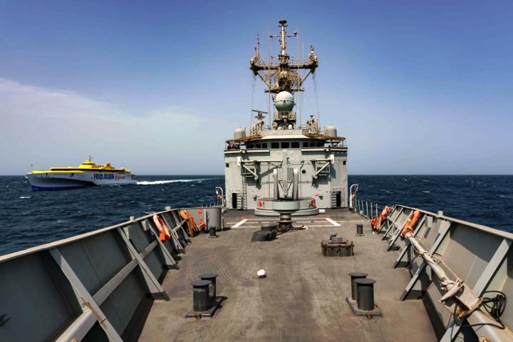 La fragata “Santa María” protege un ferry de Fred Olsen camino de ...