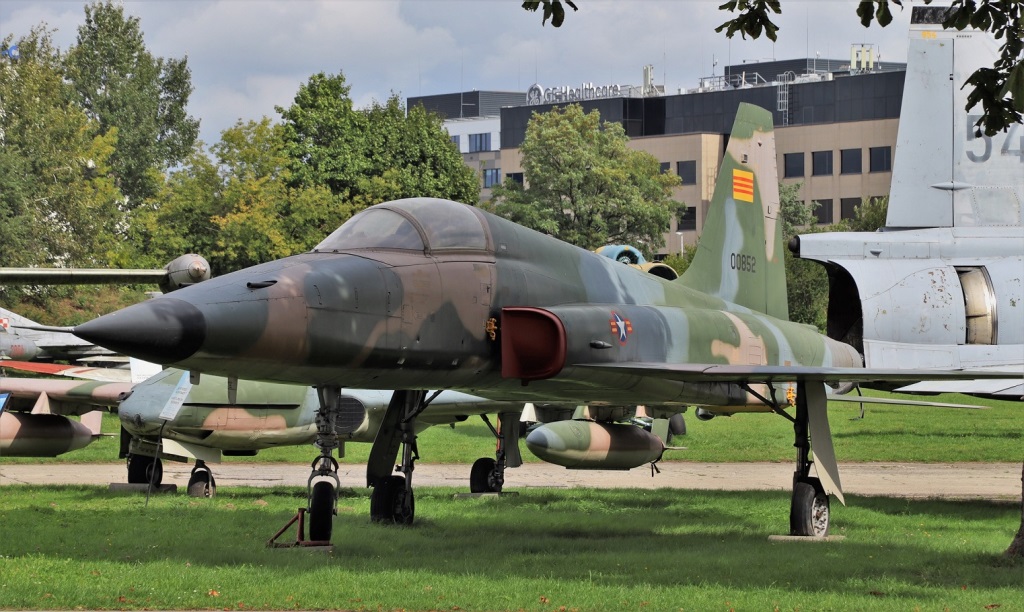 El avión de combate americano F-5 capturado en Vietnam expuesto en ...