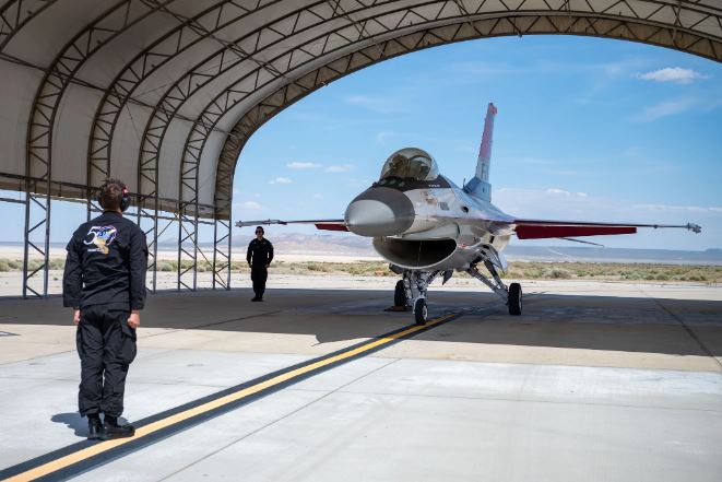 Un F-16 con pintura vintage celebra los 50 años del primer vuelo - Noticias Defensa España