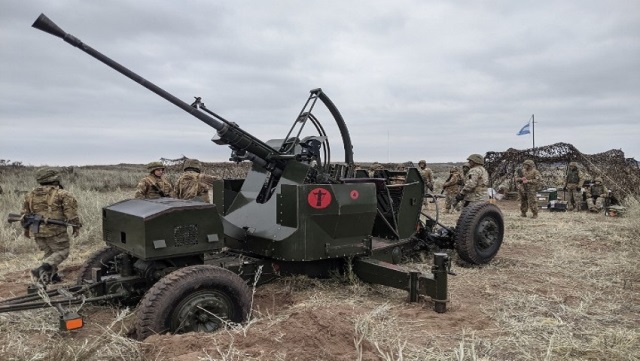 Ejercicio del Batallón Antiaéreo de la de Infantería de Marina argentina con cañones Bofors 40mm ...