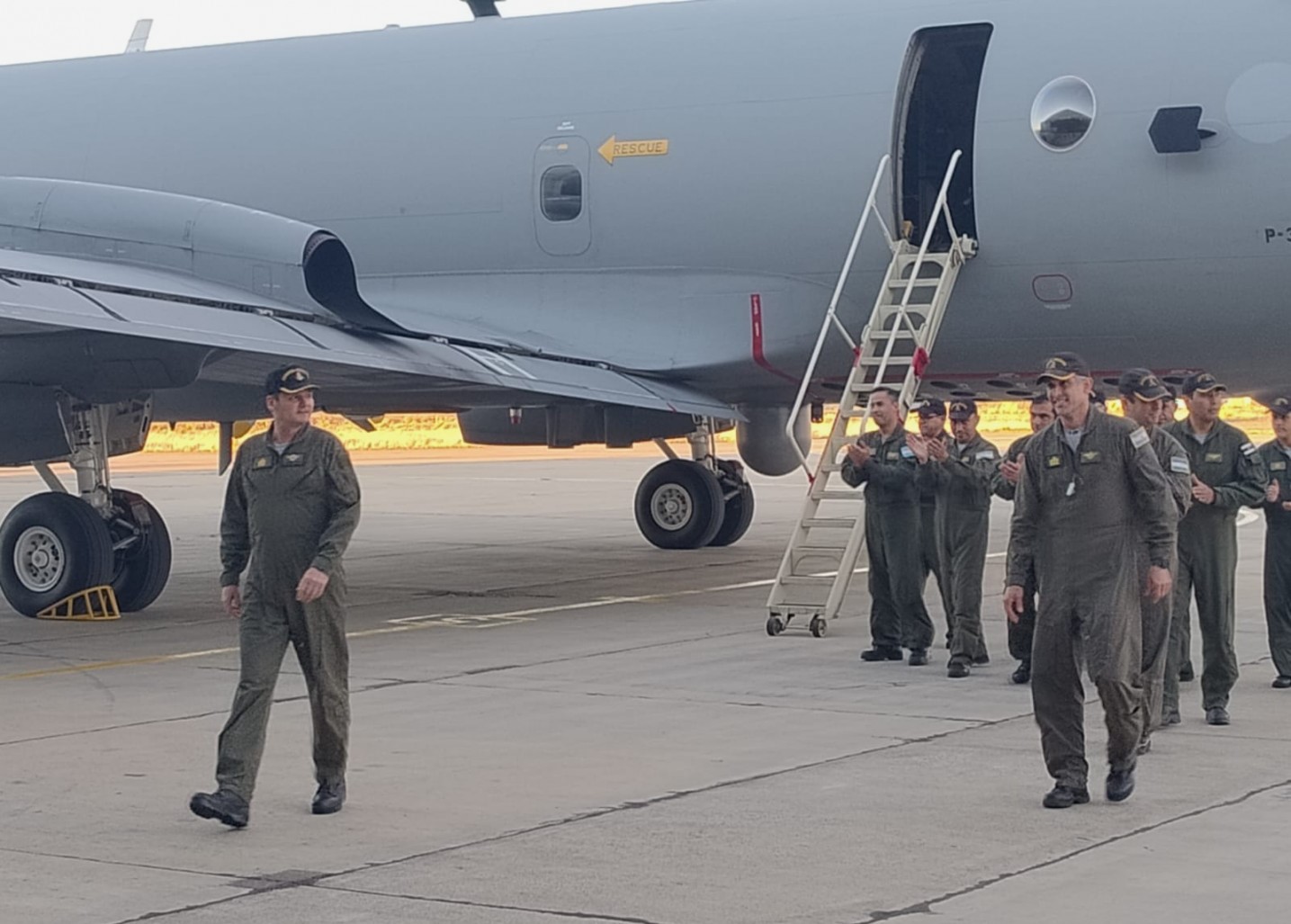 Primero de los cuatro P-3C Orion Armada Argentina aterriza en Patagonia - Noticias Defensa ...