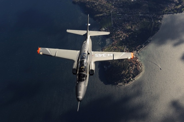 Leonardo y Paramount desarrollarán una versión armada del M-345 para ...