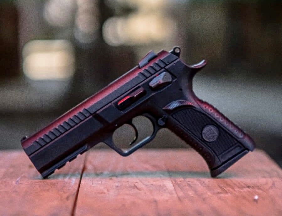 La nueva pistola Tornado-F de FAMAE, presentada en Exponaval - Noticias ...