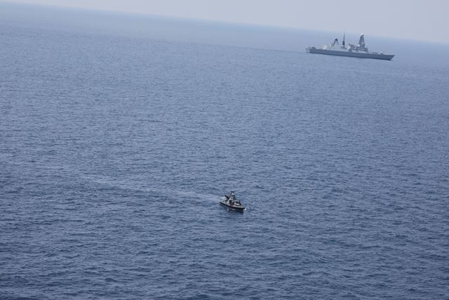 El USV Protector de Rafael defiende a un buque de la OTAN -noticia ...