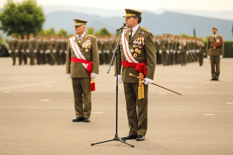 El JEME preside la entrega de Reales Despachos de Sargento - Noticias ...