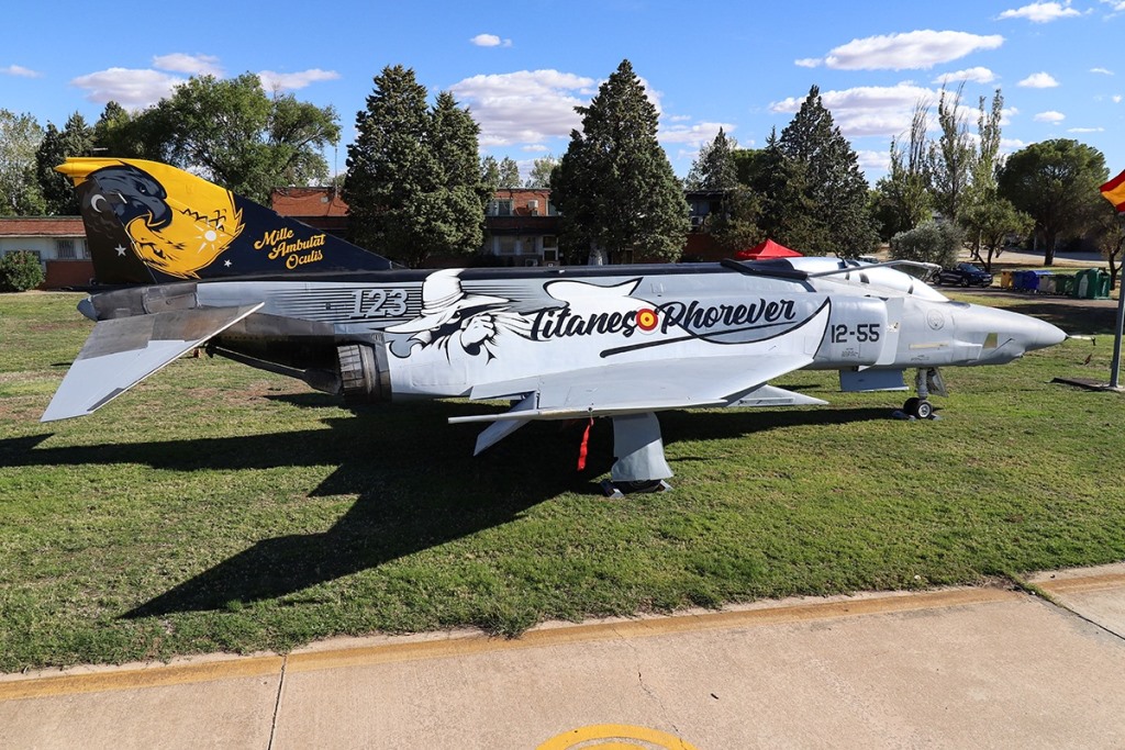 Un Phantom especialmente pintado “vuelve” al Ala 12 - Noticias Defensa ...