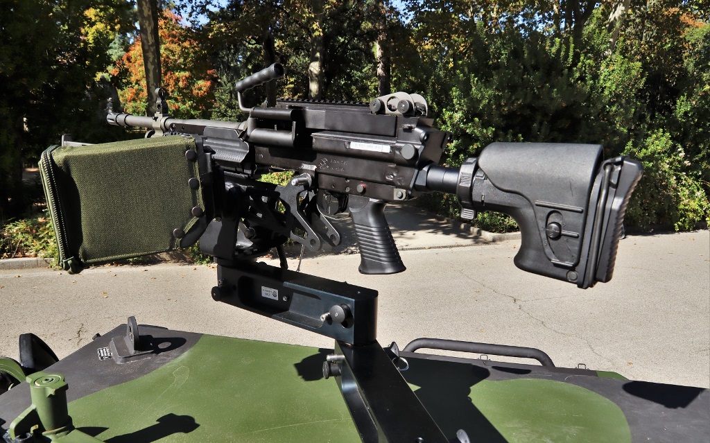 La nueva ametralladora Minimi MK3 de la Infantería de Marina española ...