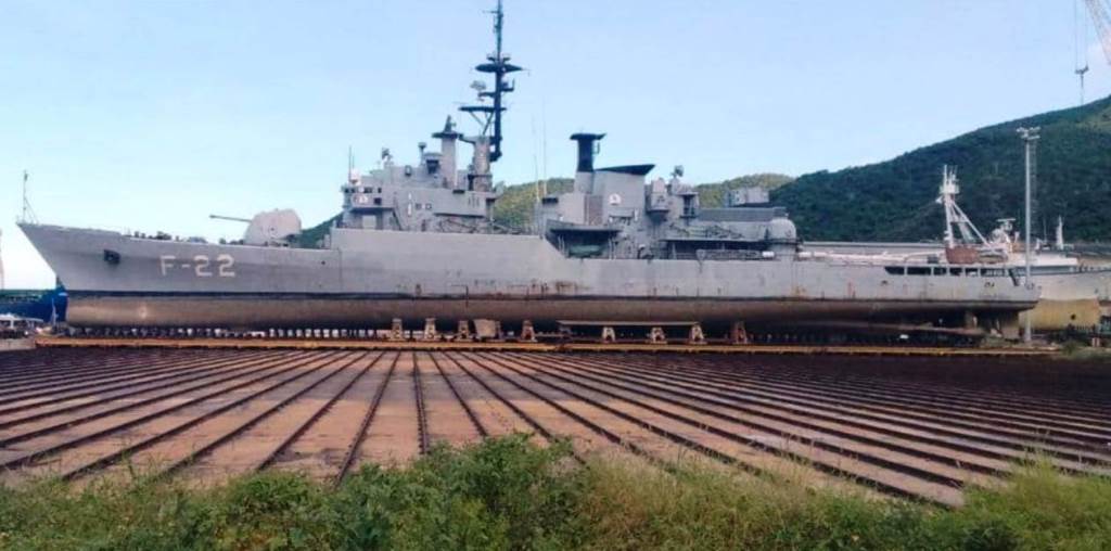 La fragata Almirante Brión de la Armada de Venezuela en dique seco ...