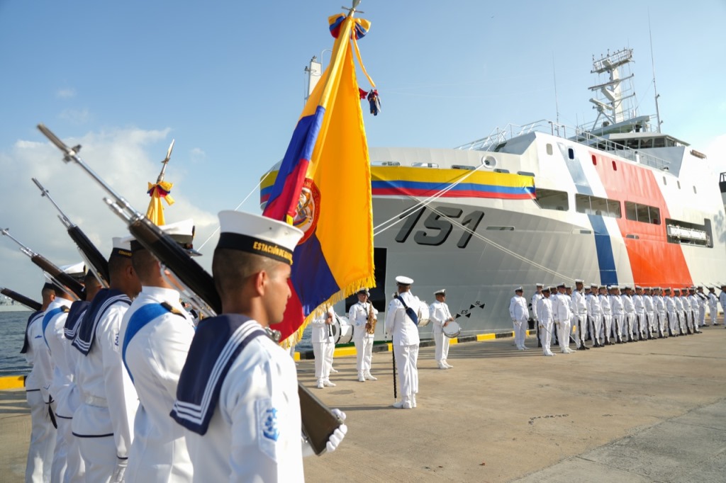 La Armada de Colombia afirma el pabellón en dos nuevos buques ...