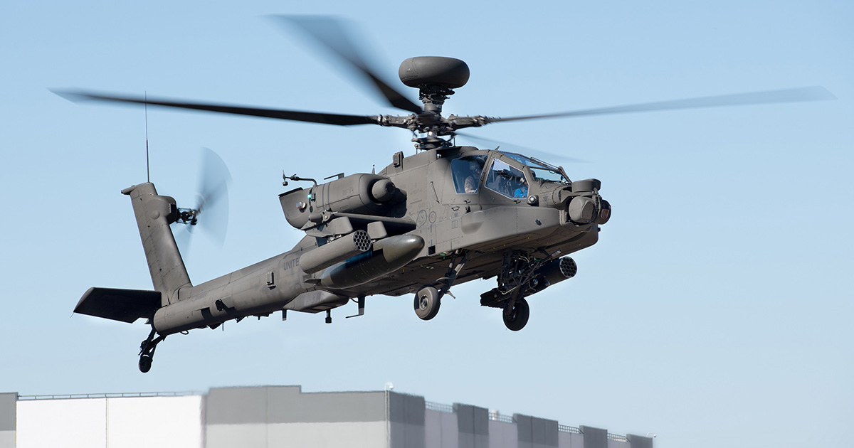 Primer vuelo de la versión mejorada del helicóptero AH-64E Apache ...