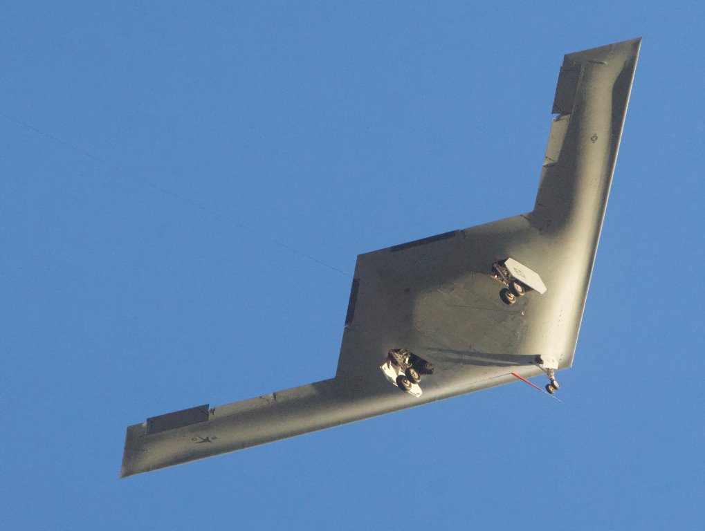 Primer vuelo del súper bombardero B-21 de los Estados Unidos - Noticias ...