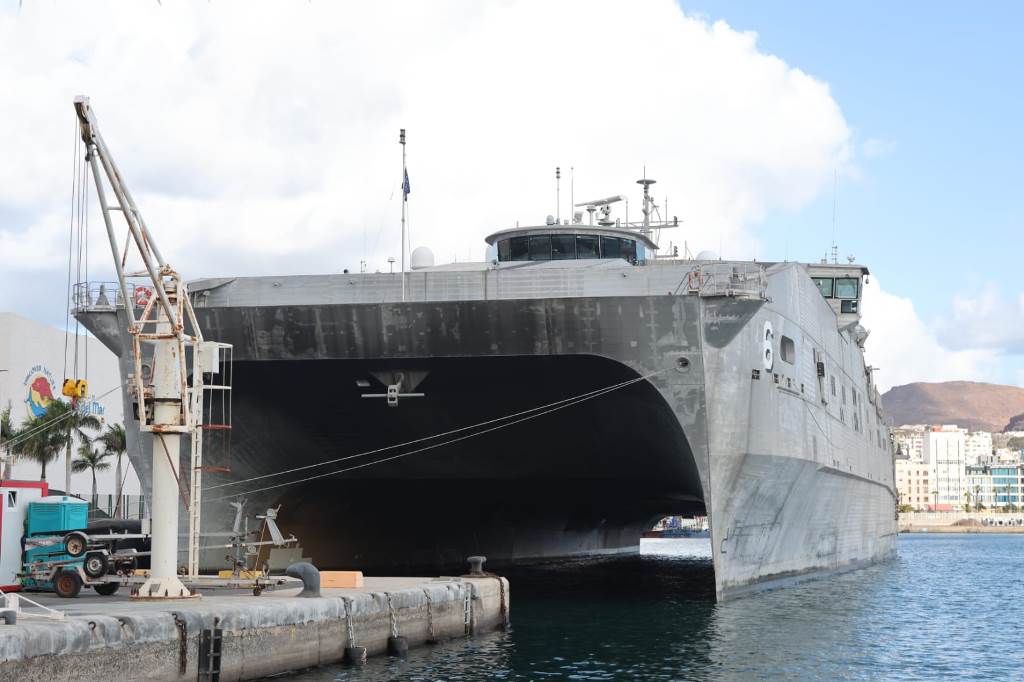Espectacular catamarán USNS Brunswick de la US Navy en Canarias ...
