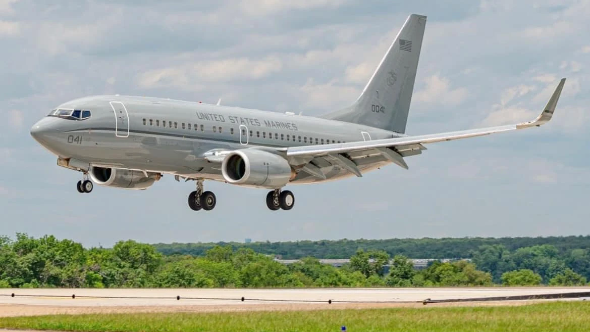 Boeing 737 de los Marines hace escala en la base española de Rota ...