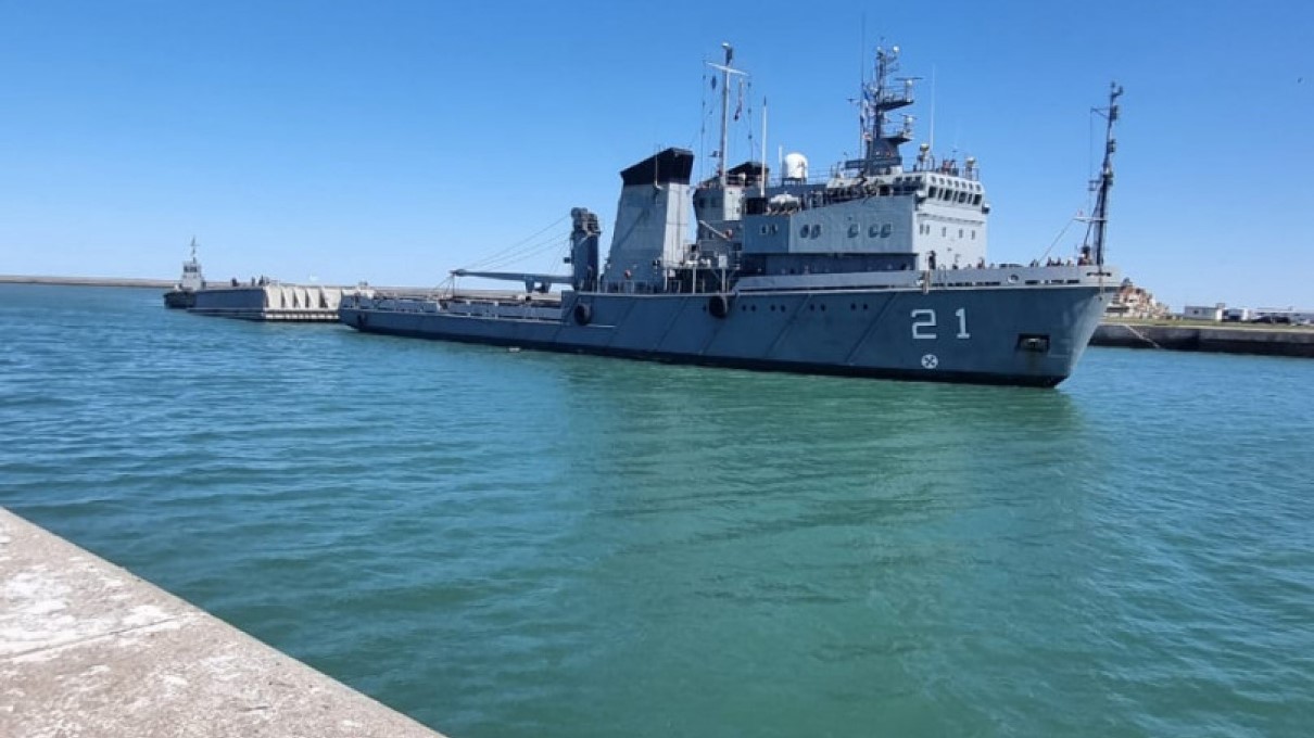 Llega a Puerto Belgrano compuerta flotante clave para Armada Argentina ...