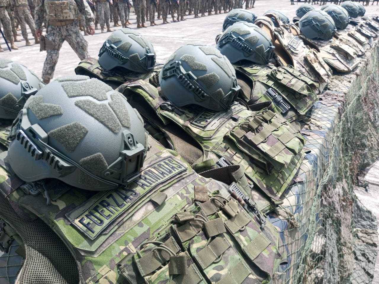 Ecuador entrega nuevos cacos y chalecos tácticos a sus Fuerzas Armadas - Noticias Defensa Ecuador