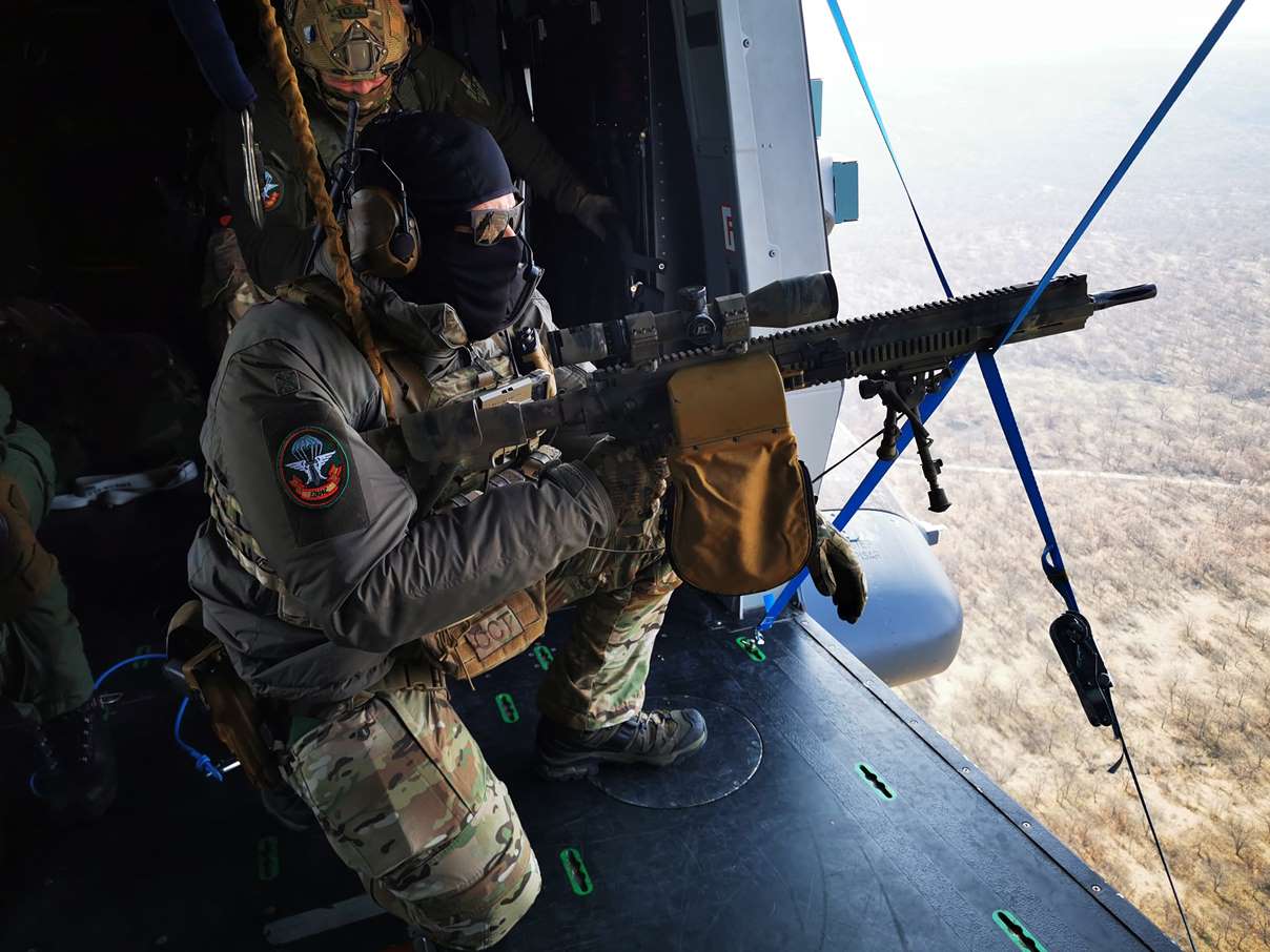 El EZAPAC muestra su nuevo rifle G28 en un macro ejercicio de la OTAN ...