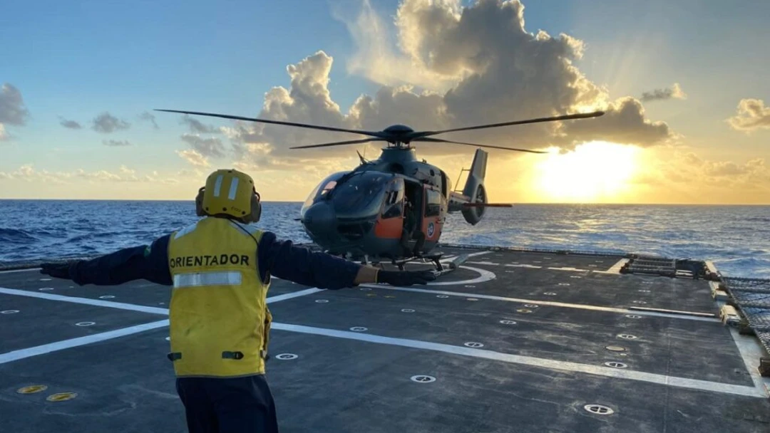 Primer aterrizaje de un H135 en un patrullero de la Marina de Brasil - Noticias Defensa defensa ...