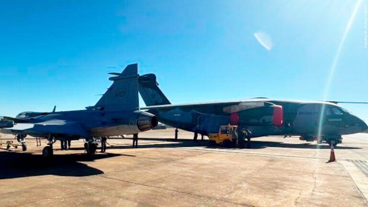 Un KC- 390 realiza el primer reabastecimiento en tierra de un Gripen - Noticias Defensa defensa ...