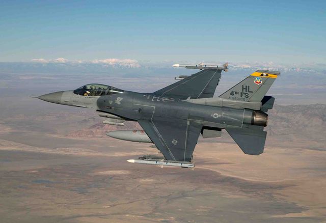 Una poderosa fuerza de F-16 procedente de los Estados Unidos se ...
