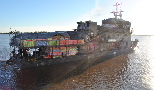 La Armada paraguaya en ayuda de los damnificados por la crecida del río ...
