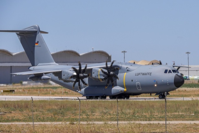 Primer A400M de serie con los pods de reabastecimiento en vuelo instalados-noticia defensa.com ...