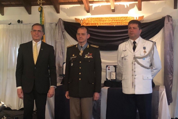 El General Guido Manini Ríos recibe una alta condecoración brasileña ...