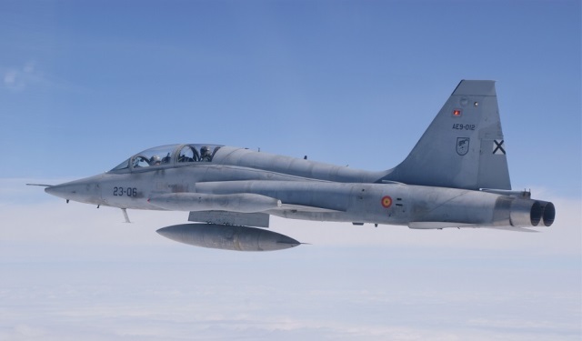 Los F-5M al alcance de la mano: jornada de spotters en Talavera la Real ...