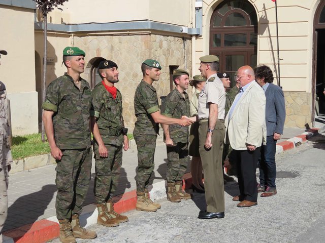 Miles de barceloneses visitan el acuartelamiento El Bruch-noticia ...