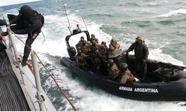 Buzos Tácticos argentinos realizan ejercicio de interdicción en alta mar-noticia defensa.com ...