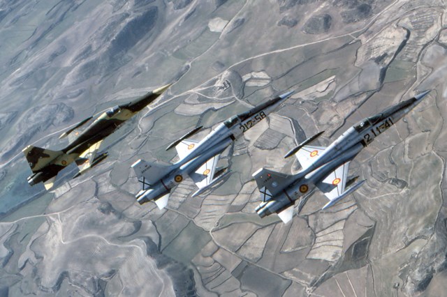 50 años de la llegada a la base de Morón de los primeros cazas F-5 para ...