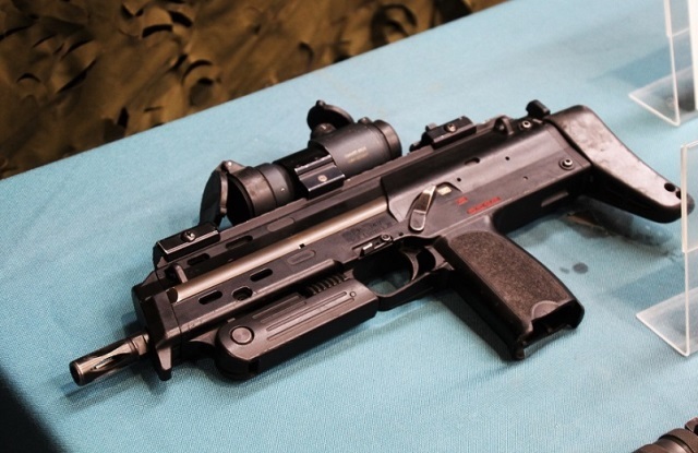 El nuevo subfusil MP-7 de las fuerzas especiales del Ejército de Tierra español -noticia defensa ...