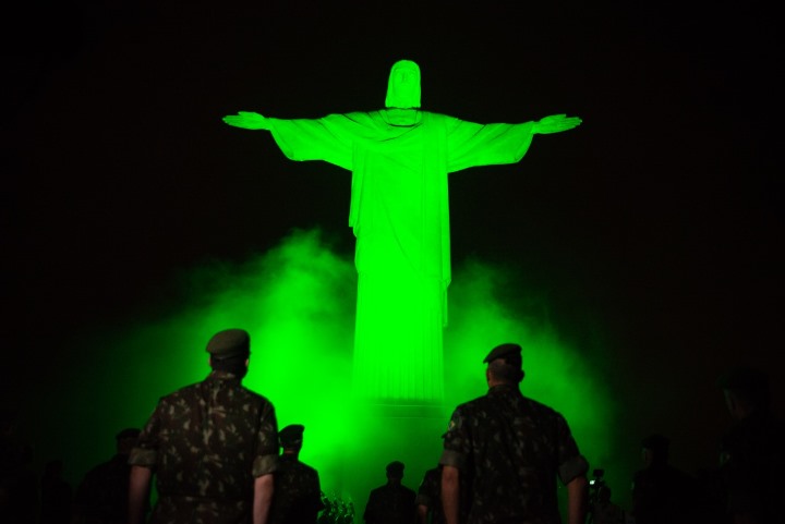 El Corcovado se ilumina de color verde en homenaje a los soldados ...