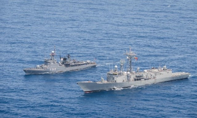 La fragata española “Santa María” se entrena con su “hermana” de ...