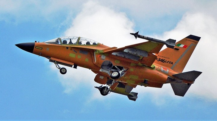 El M-346FA de Leonardo equipado con un radar Grifo realiza su primer ...
