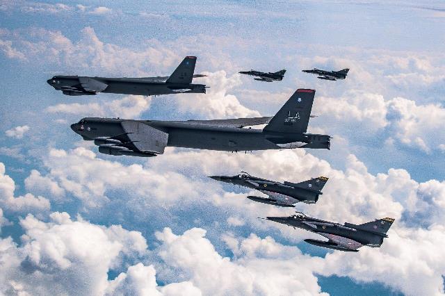 Cazabombarderos Kfir de la Fuerza Aérea Colombiana se entrenan con aviones B-52 de la USAF ...