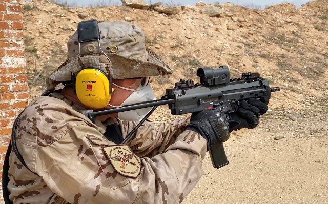 El nuevo subfusil MP7 del Ejército del Aire español-noticia defensa.com - Noticias Defensa España