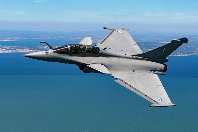 Dassault entrega su primer cazabombardero Rafale a la Fuerza Aérea ...