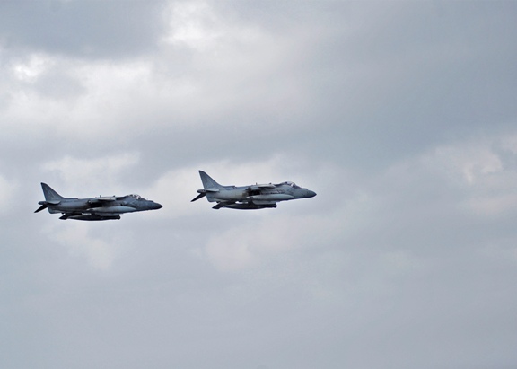 El avión de reabastecimiento británico Voyager suministra combustible por primera vez a un ...