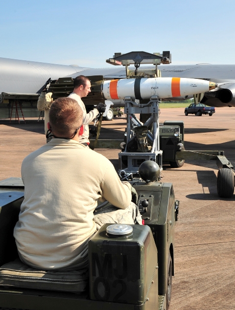 Bombarderos B-52 estadounidenses lanzan minas en la costa sueca ...