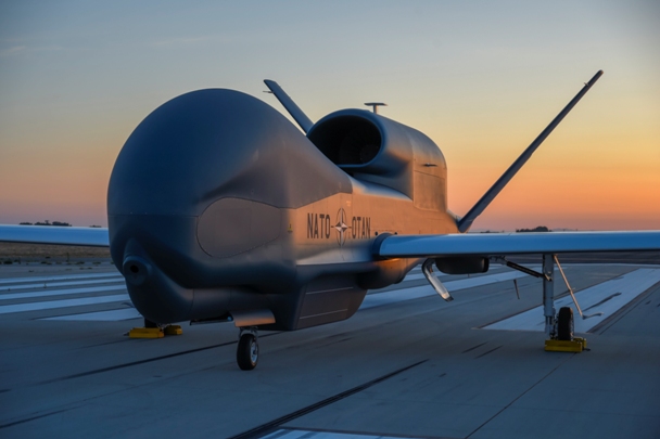 Presentado el primer UAV estratégico Global Hawk para el programa AGS ...