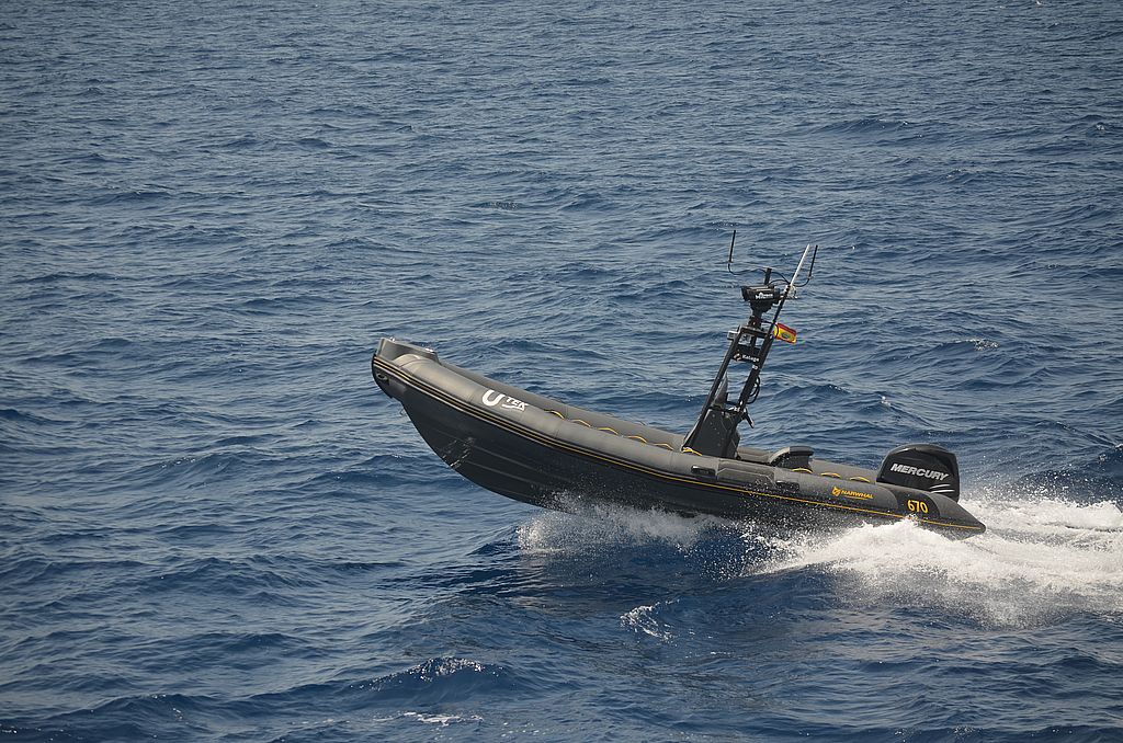 El USV Kaluga de UTEK, operada desde el buque Audaz de la Armada ...