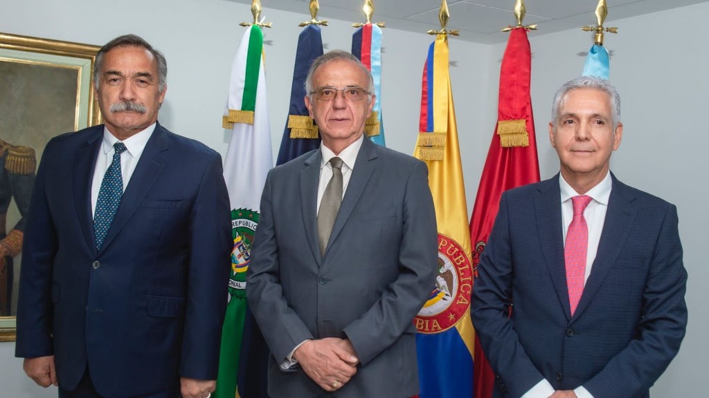 Nuevos altos cargos del Ministerio de Defensa de Colombia-defensa.com ...