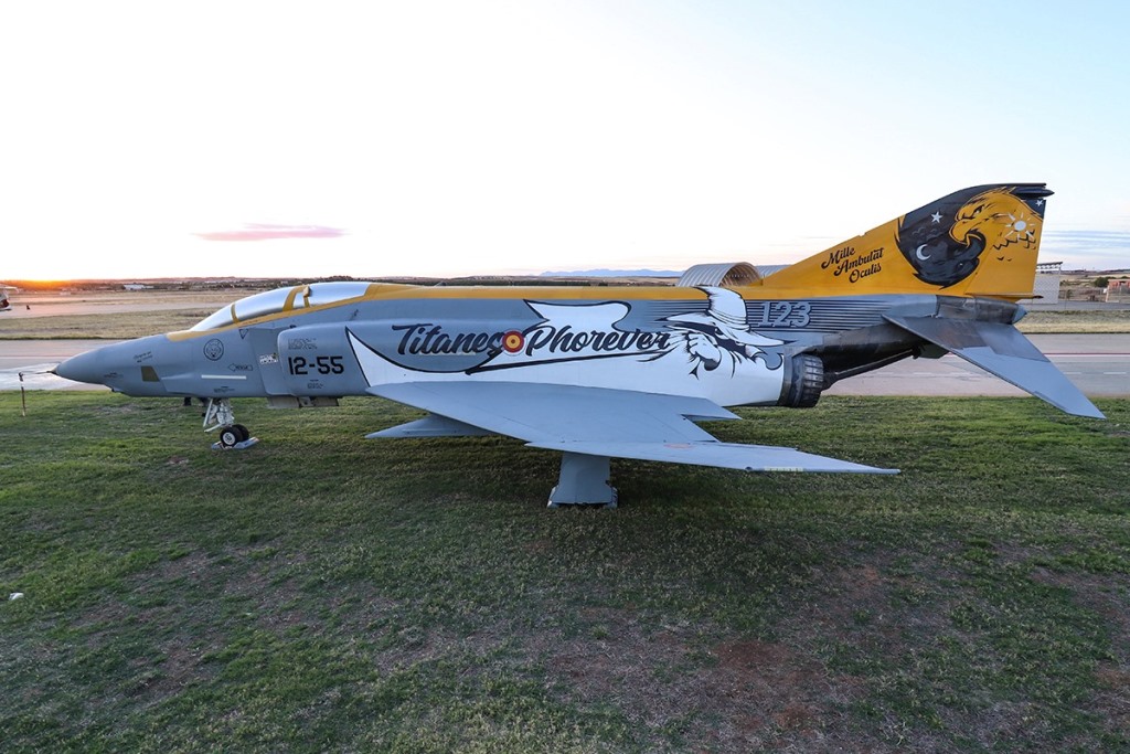 Un Phantom especialmente pintado “vuelve” al Ala 12 - Noticias Defensa ...