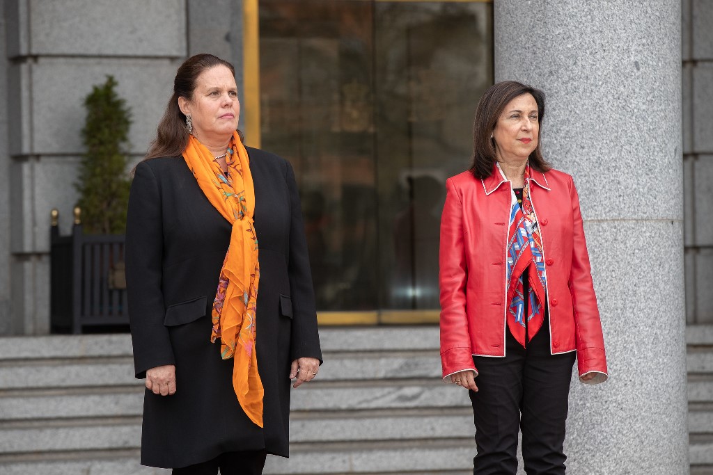 La ministra de Defensa española recibe a la de Chile, Maya Fernández ...