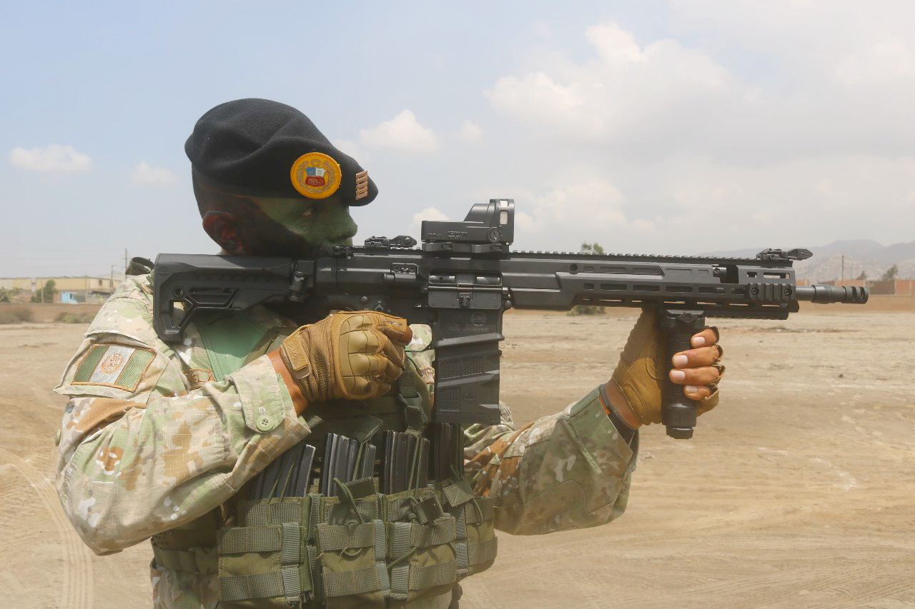 FAME entrega 500 fusiles de asalto ARAD 7 al Ejército Perú - Noticias ...